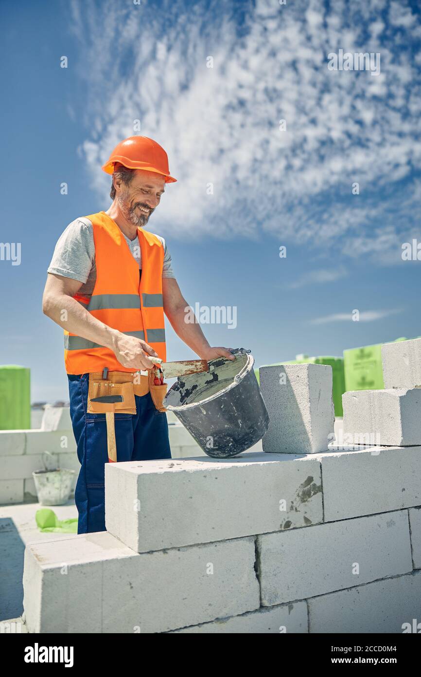 Bricklayer man laying bricks hi-res stock photography and images - Alamy