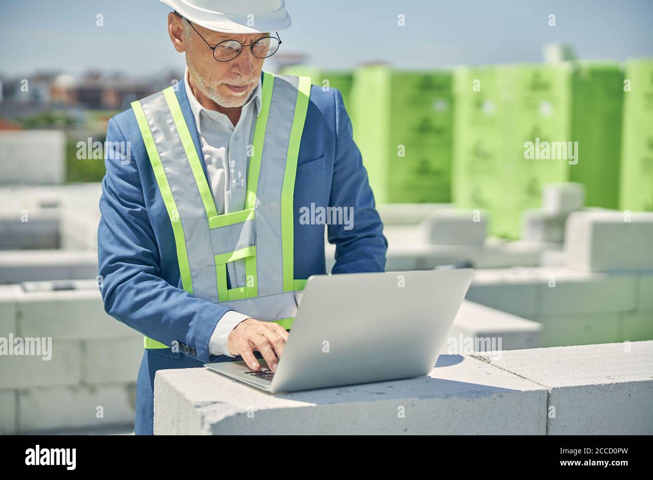 Man staring laptop screen hi-res stock photography and images - Alamy