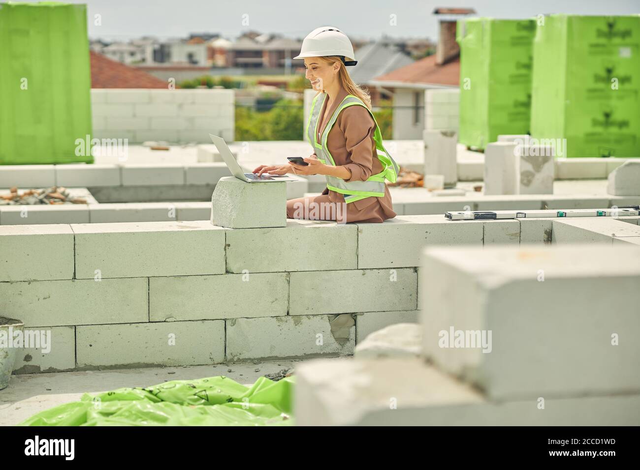 Female engineer writing an email on her laptop Stock Photo - Alamy