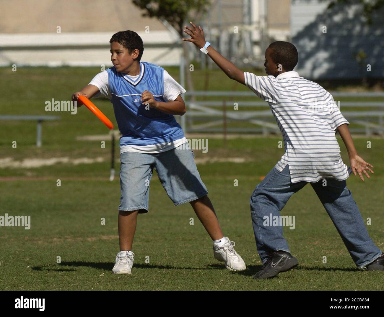 Students play frisbee hi-res stock photography and images - Alamy