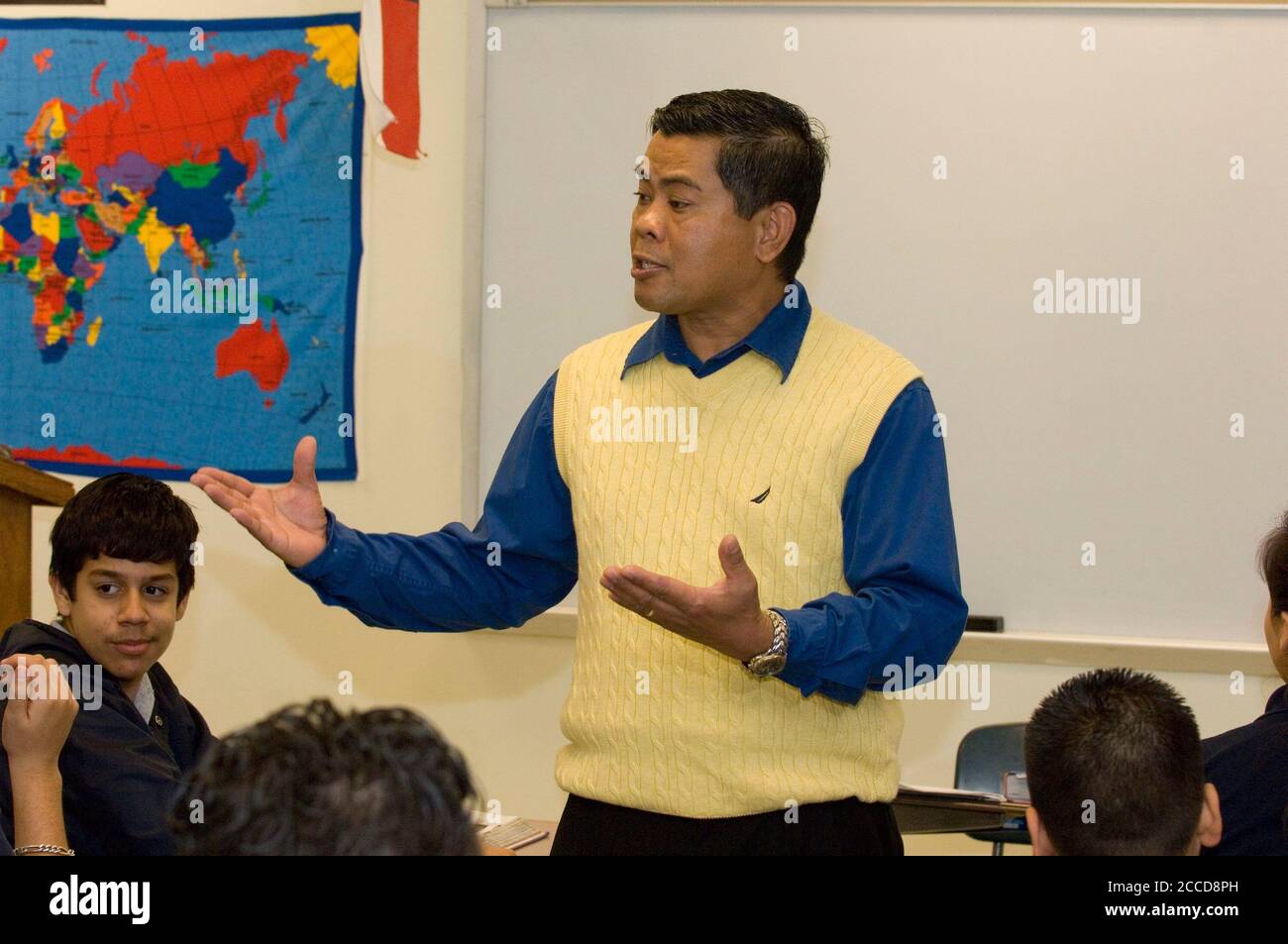 Public speaking gesturing filipino hi-res stock photography and images ...