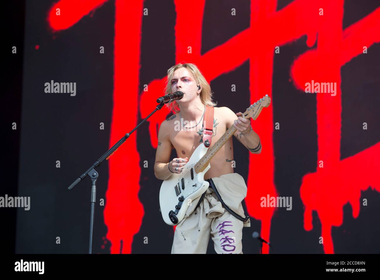 Glastonbury Girl Mud High Resolution Stock Photography and Images - Alamy