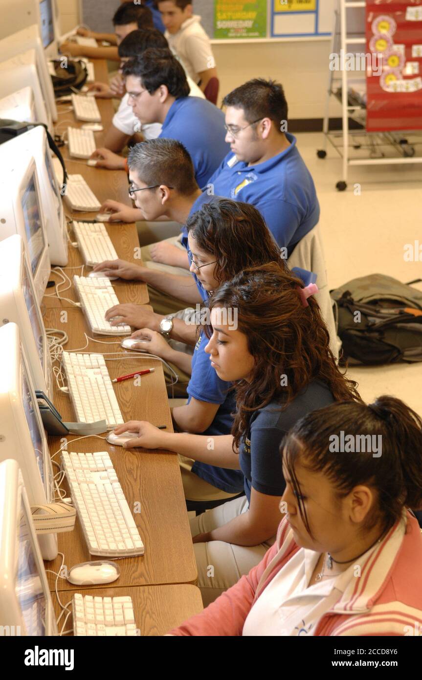 Seniors learning computers hi-res stock photography and images - Alamy