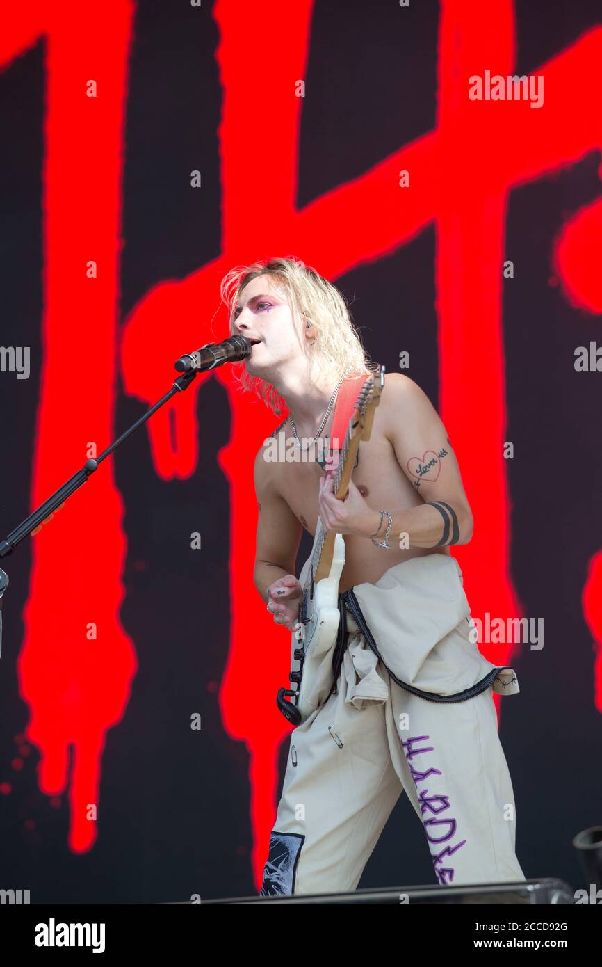 Glastonbury girl mud hi-res stock photography and images - Alamy