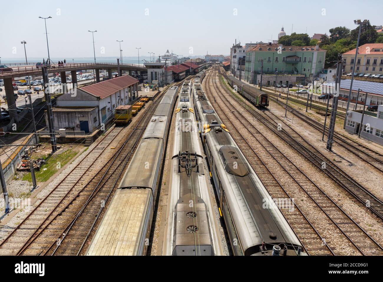 The railway bridge over avenue hi-res stock photography and images - Alamy
