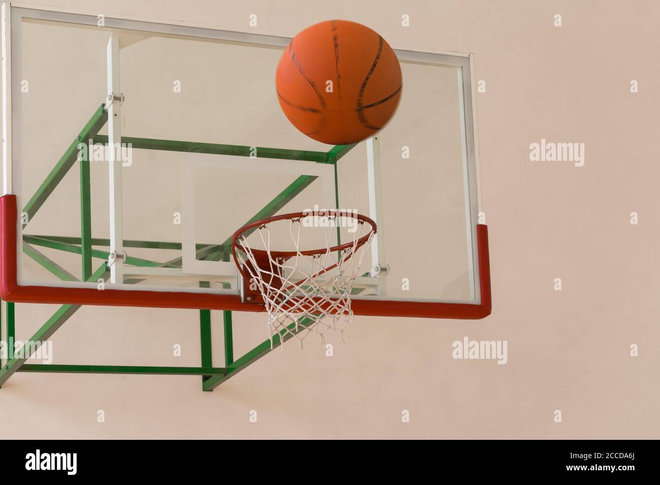 Basketball flying to the basket Stock Photo - Alamy