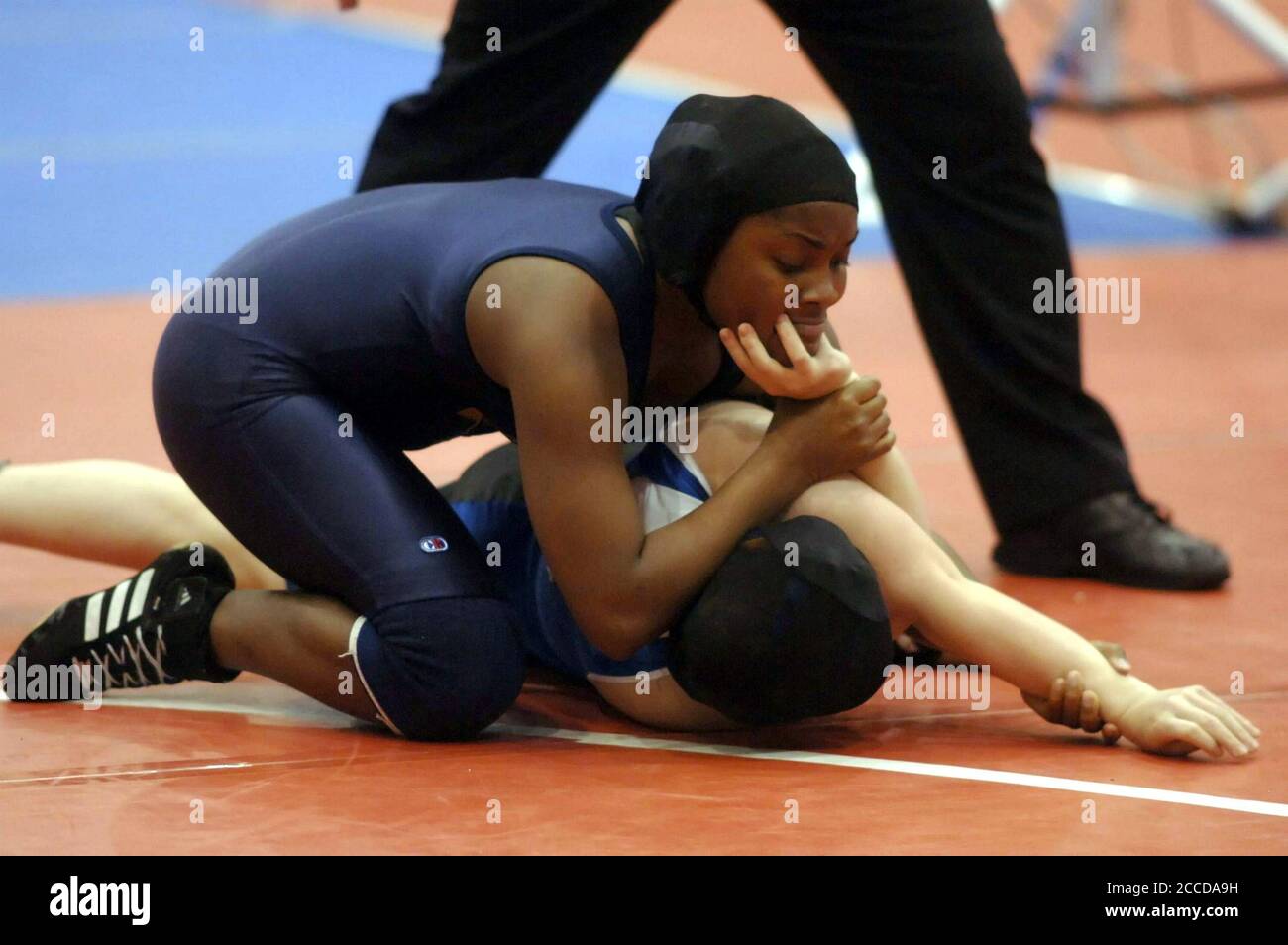 Teen girls wrestling hi-res stock photography and images - Alamy