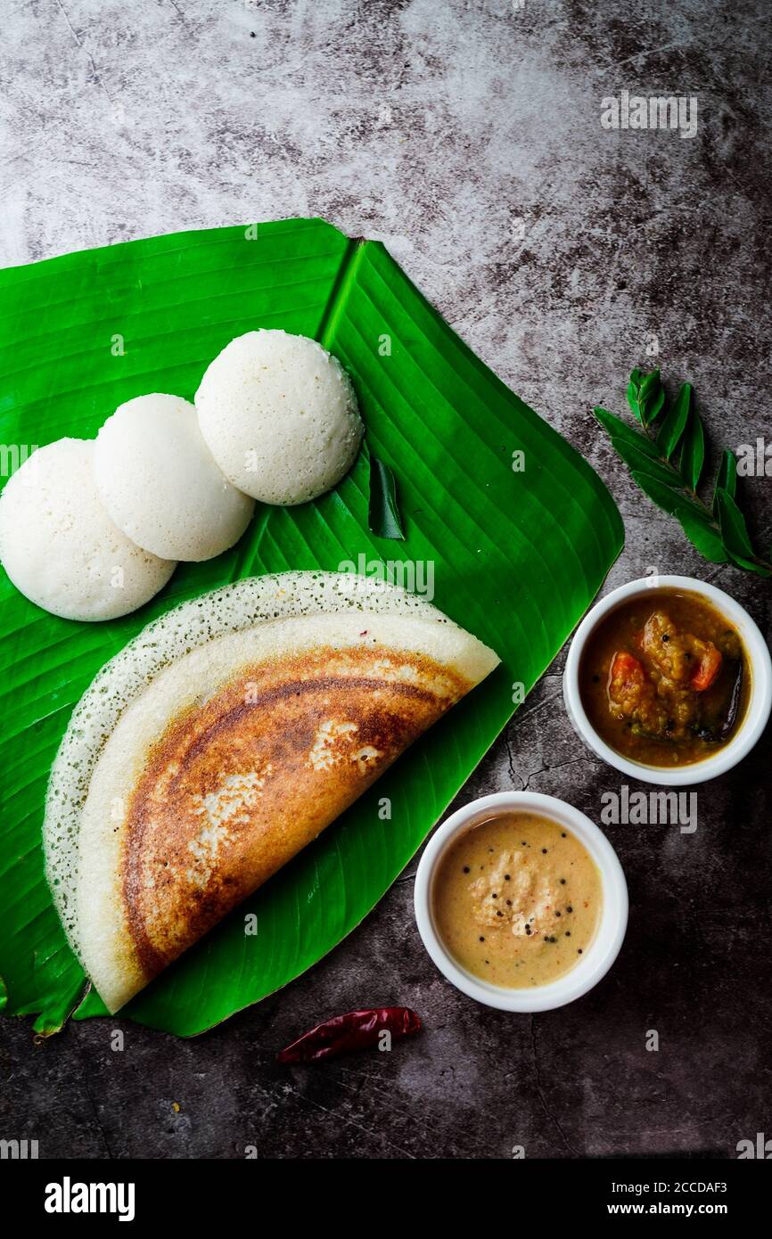 Dosa and idly in banana leaf hi-res stock photography and images - Alamy