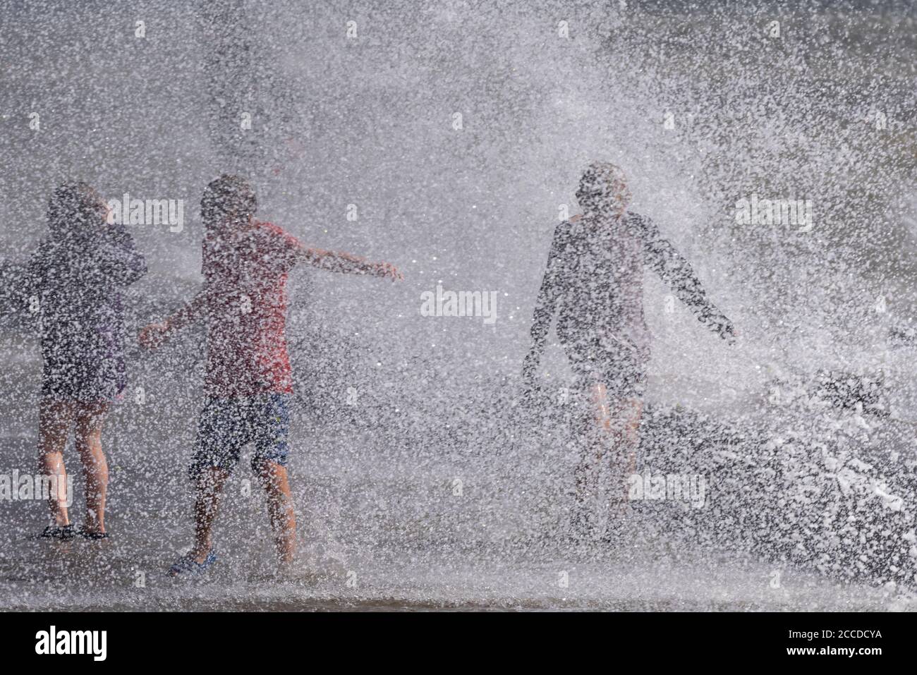 Kids getting wet hi-res stock photography and images - Alamy