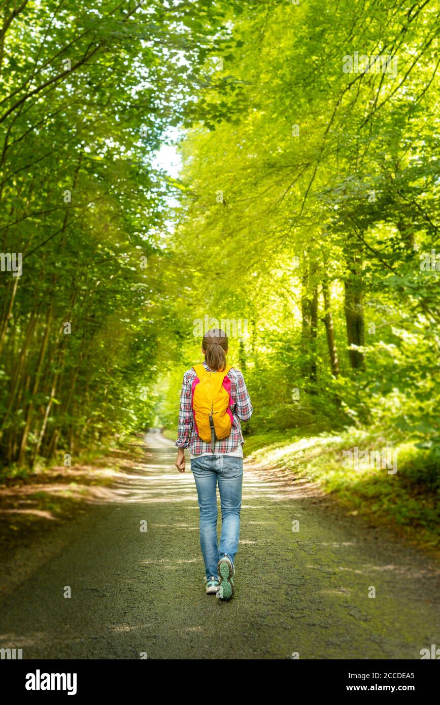 Girl hitchhiking hi-res stock photography and images - Alamy
