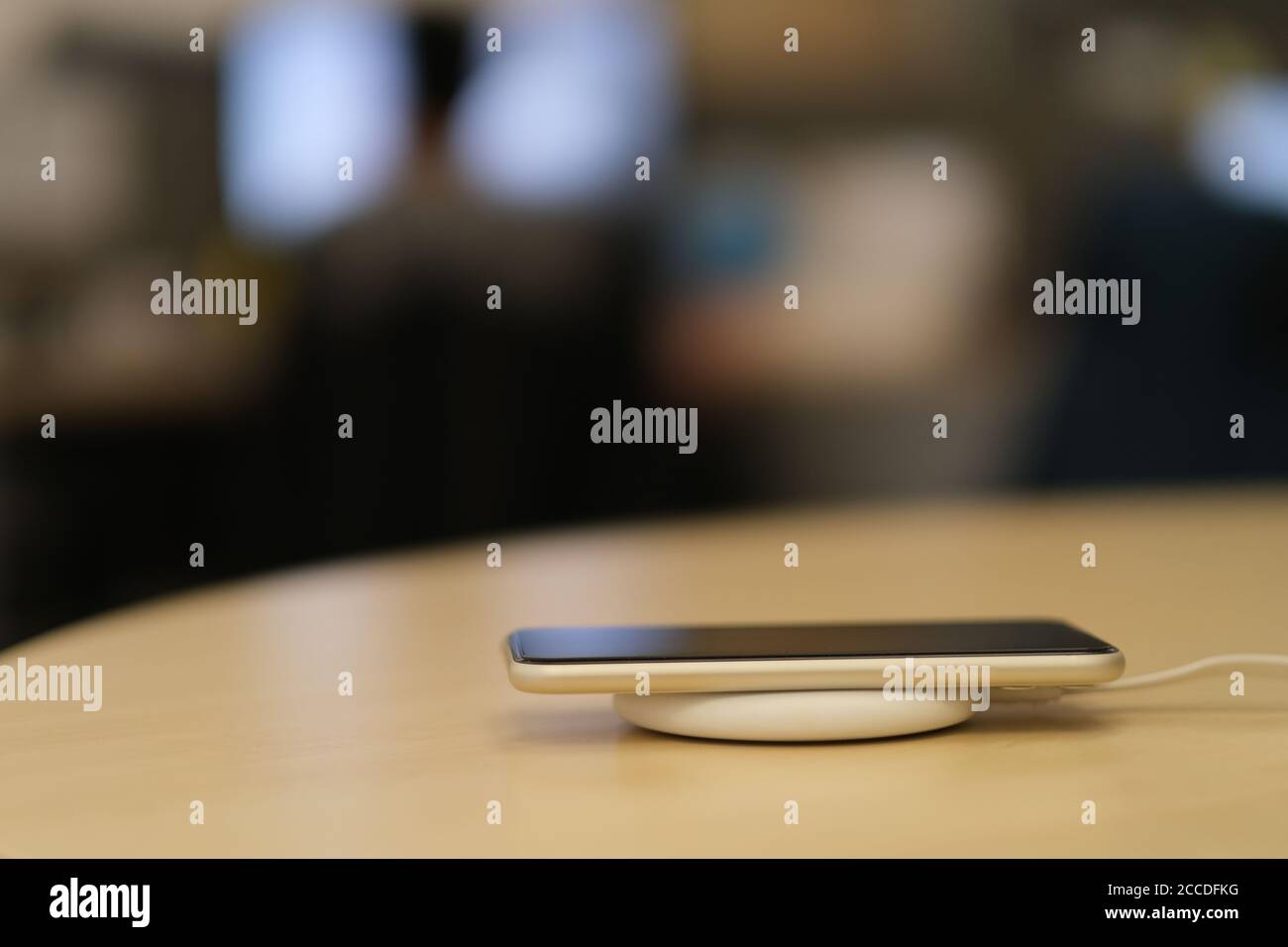 Wireless power charger hi-res stock photography and images - Alamy