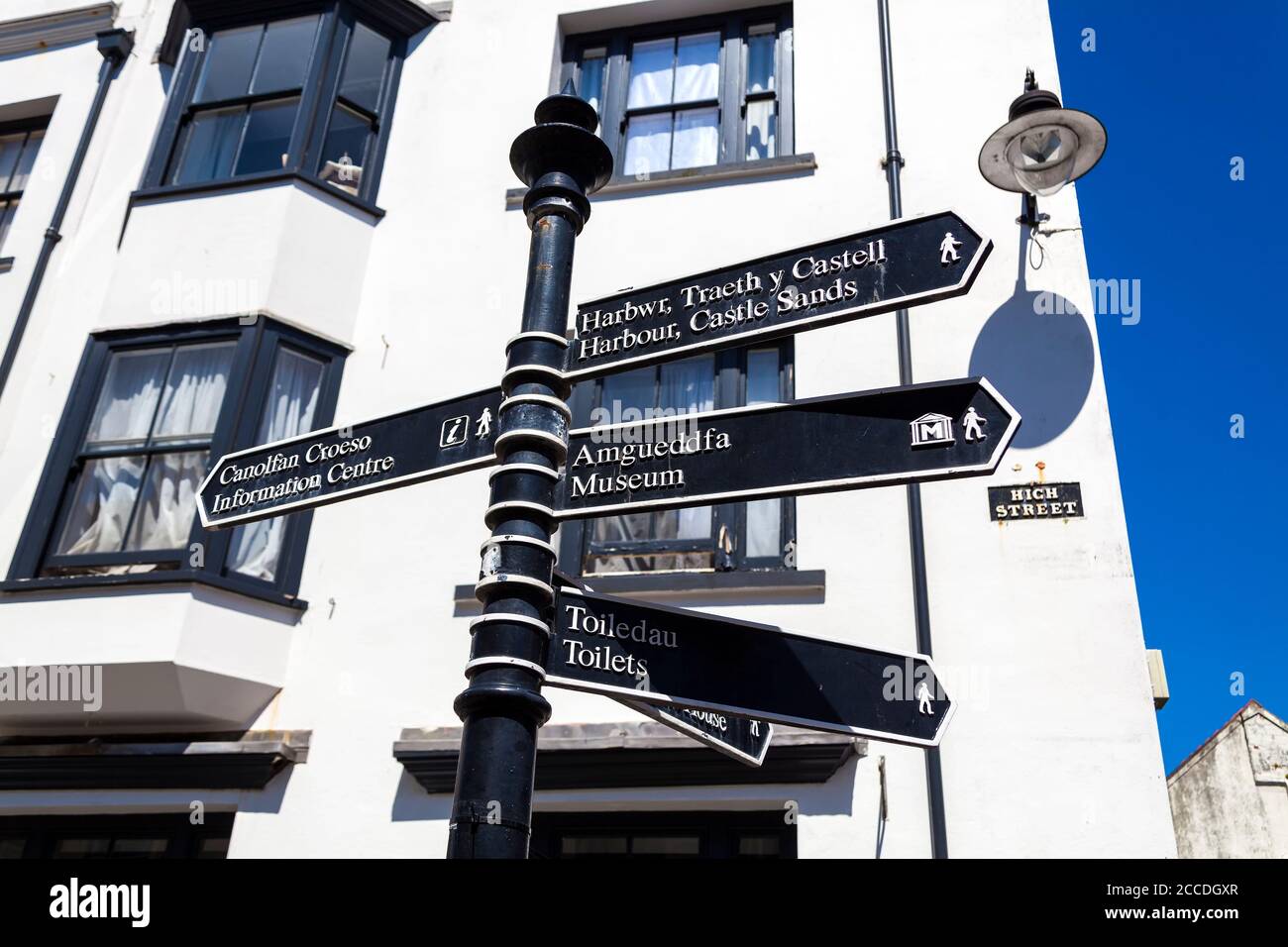 Giving directions street hi-res stock photography and images - Alamy