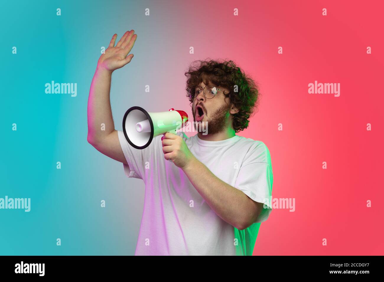Shouting. Caucasian young man's portrait isolated on gradient studio ...