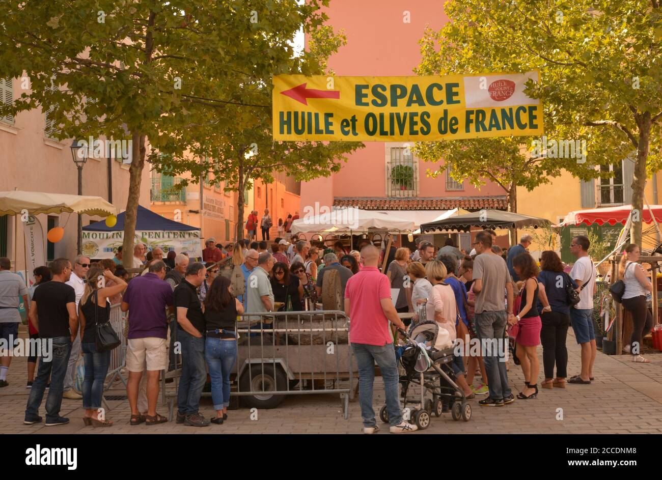 Sale of local products to the Olive tree festival in Ollioules Stock ...