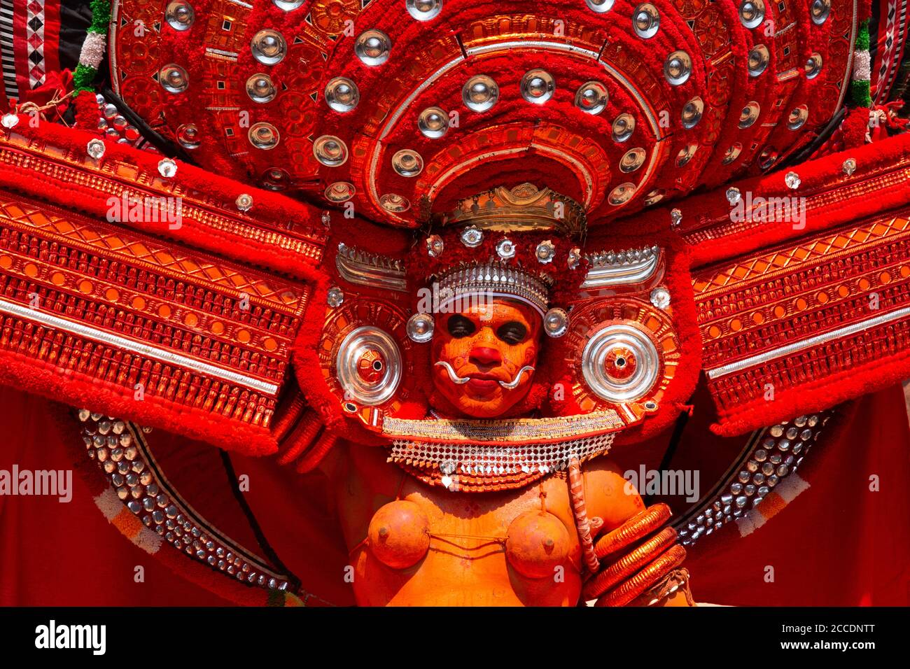 Theyyam traditional ceremonial mask ceremonial hi-res stock photography ...