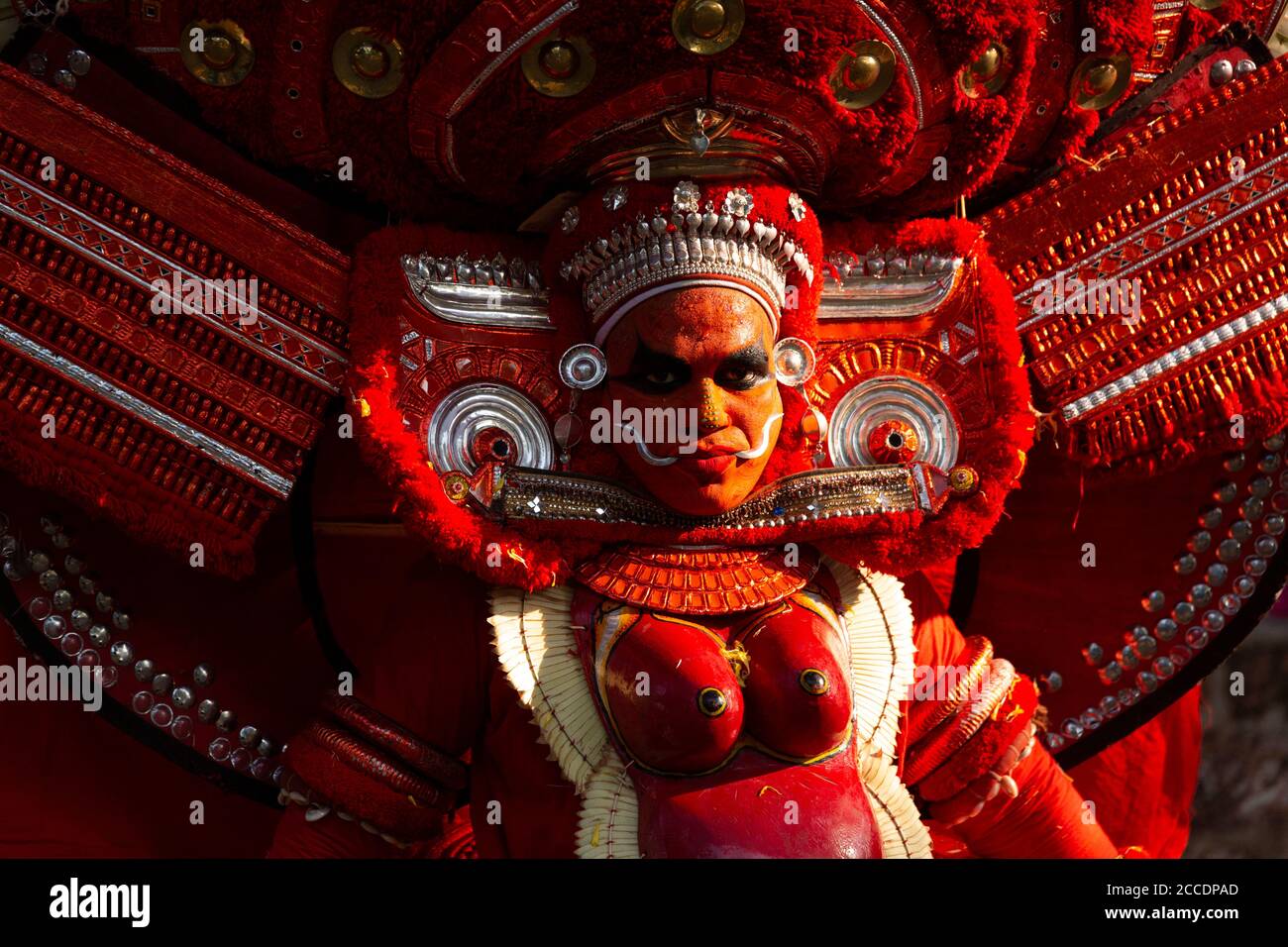 Theyyam traditional ceremonial mask ceremonial hi-res stock photography ...