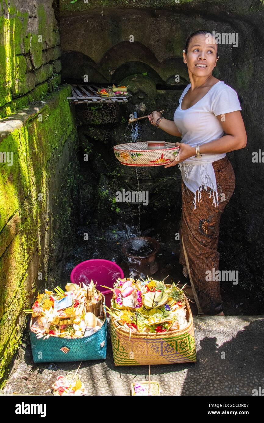 Traditional balinese offering baskets hi-res stock photography and ...