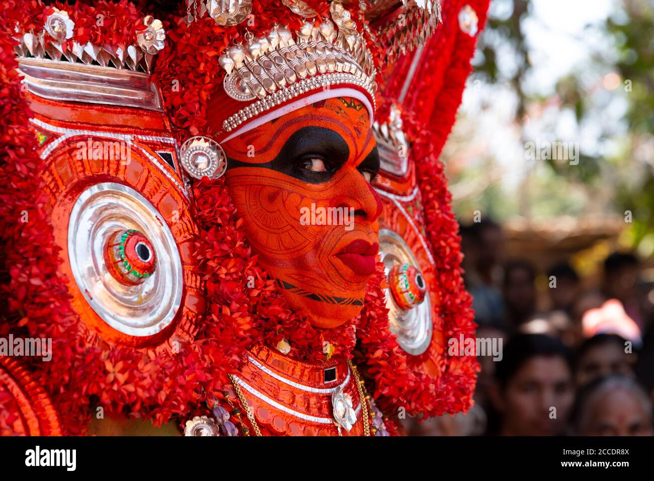 Theyyam traditional ceremonial mask ceremonial hi-res stock photography ...
