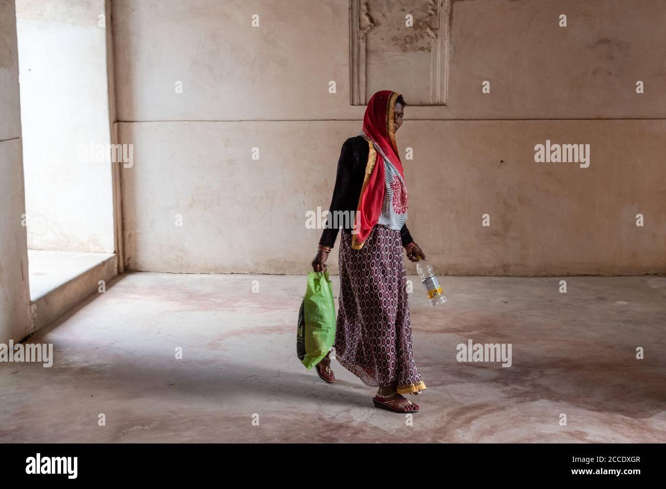 Woman in traditional saree walking hi-res stock photography and images ...