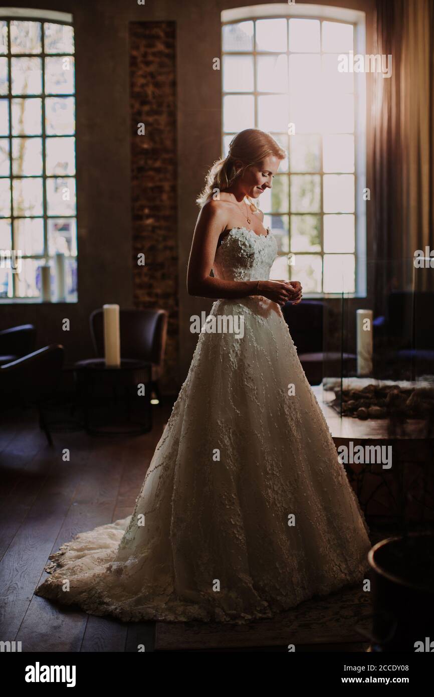 Bride thinking hi-res stock photography and images - Alamy