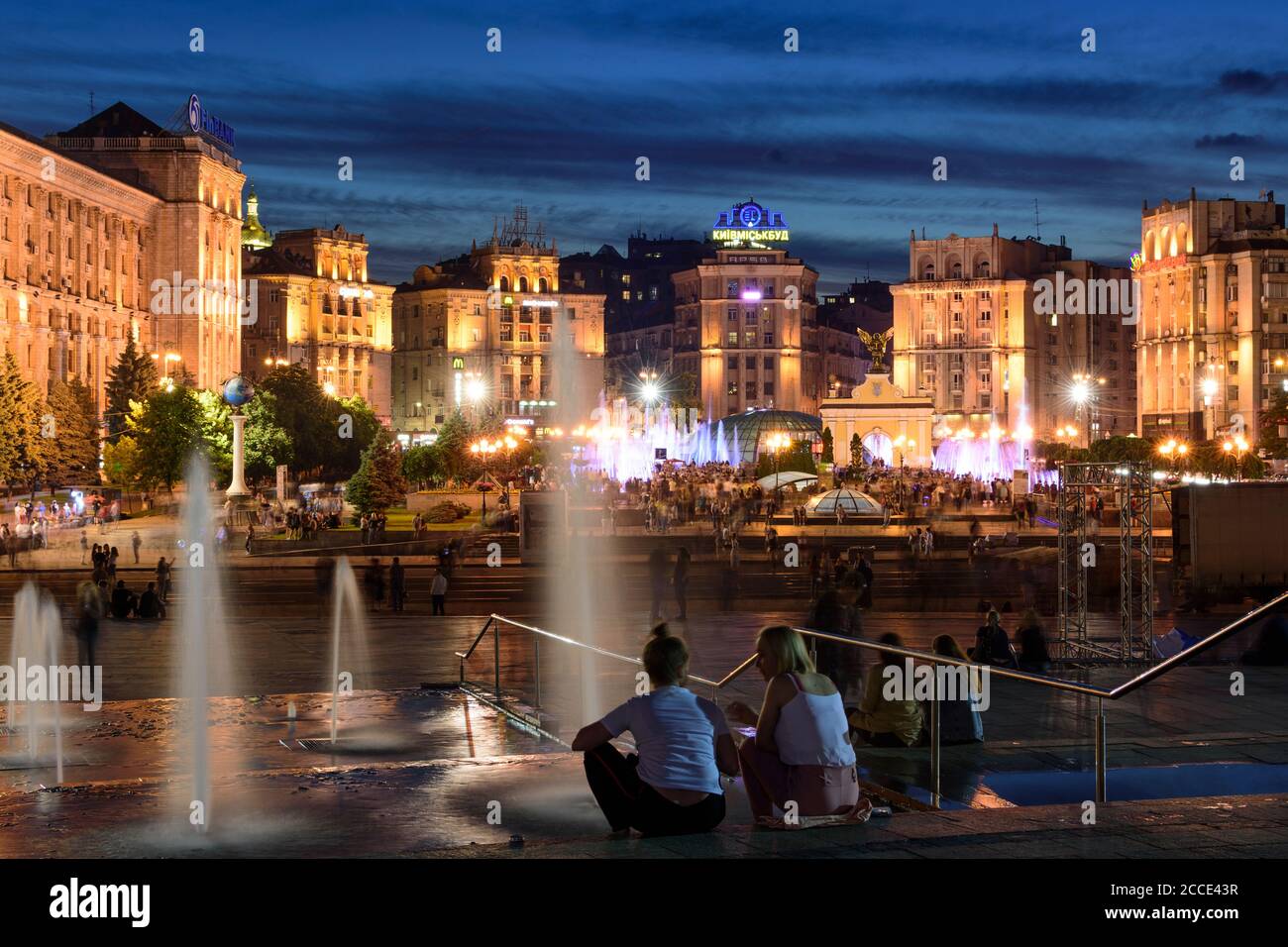 Kiev (Kyiv), Maidan Nezalezhnosti (Independence Square), fountain, view ...