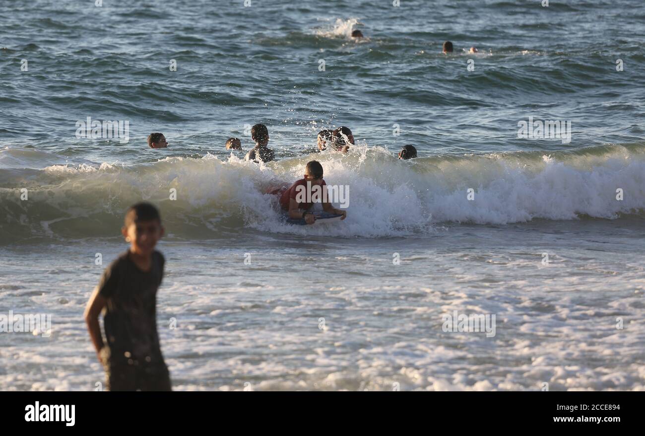 Deir Al-Balah, The Gaza Strip, Palestine. 20th Aug, 2020. Palestinians ...
