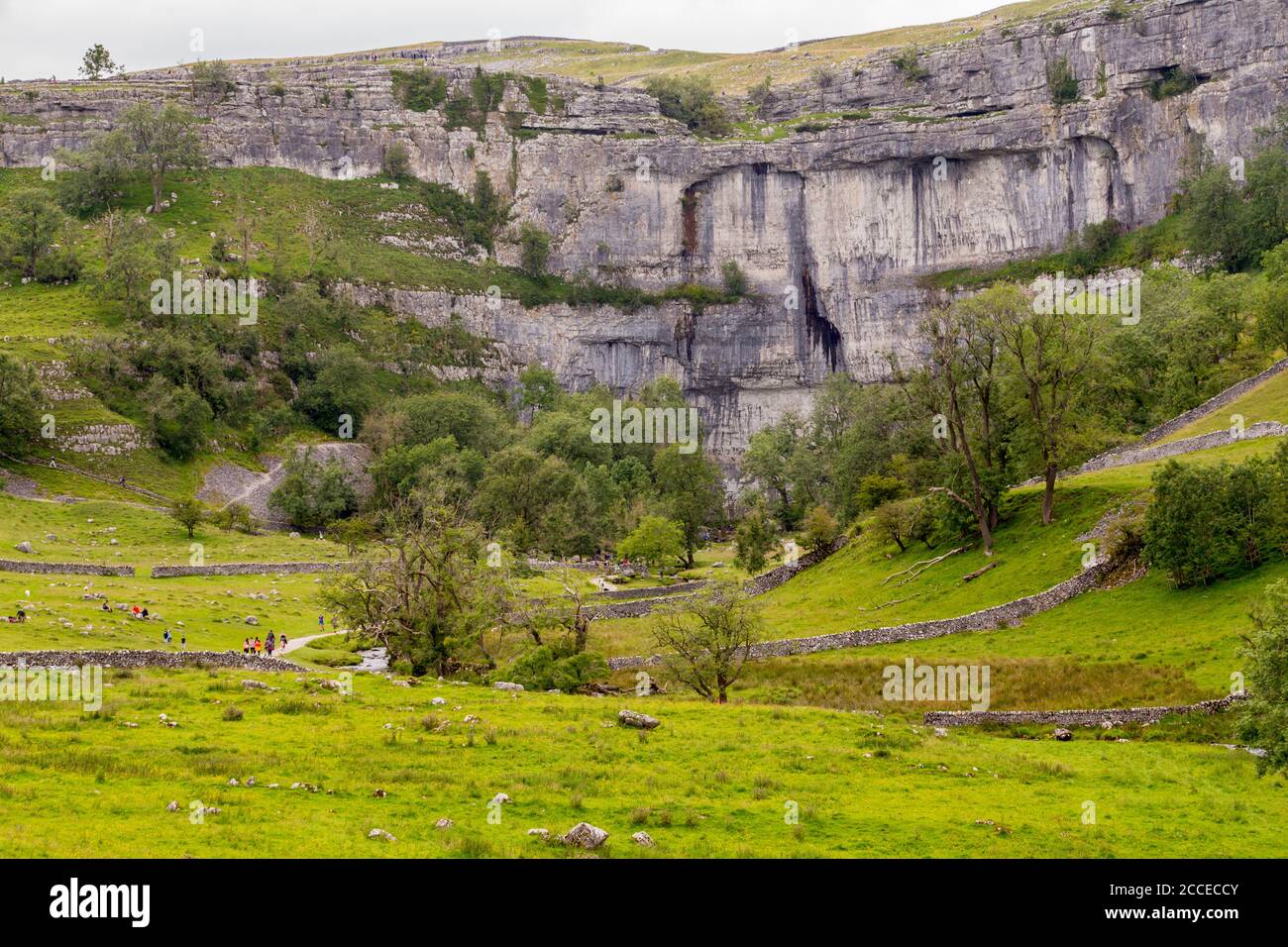 Malham cove cliff hi-res stock photography and images - Alamy