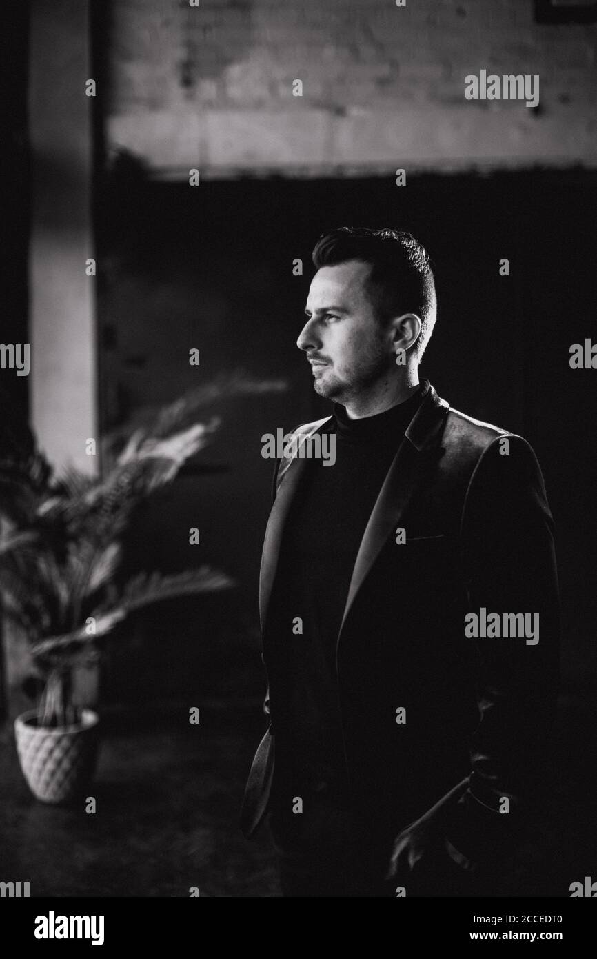 Groom suits hi-res stock photography and images - Alamy