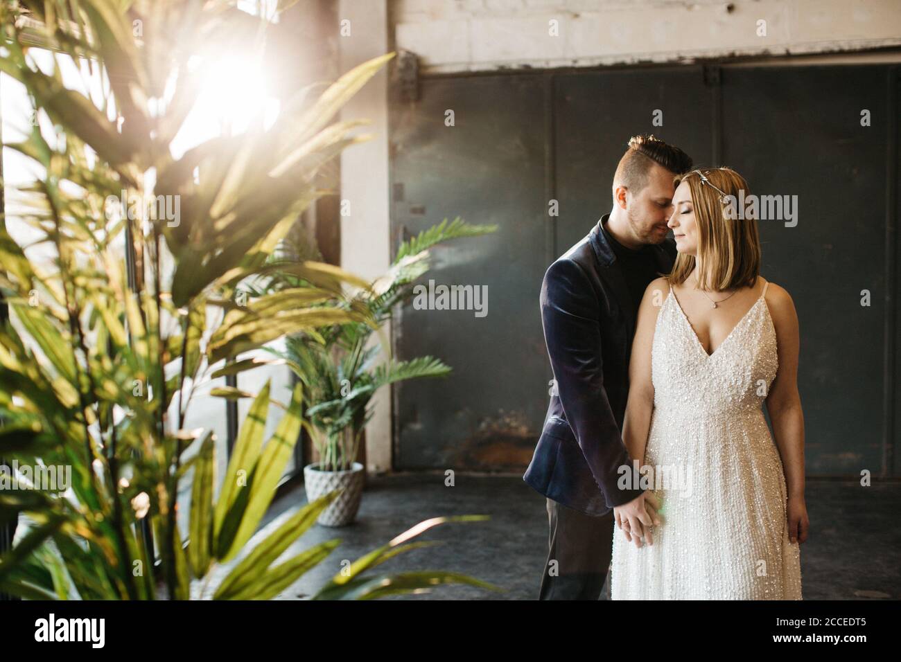 Bride groom tie the knot hi-res stock photography and images - Alamy