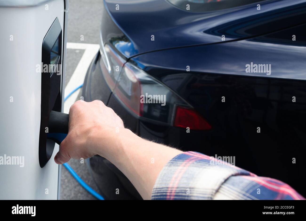 Plugging in electric vehicles hi-res stock photography and images - Alamy