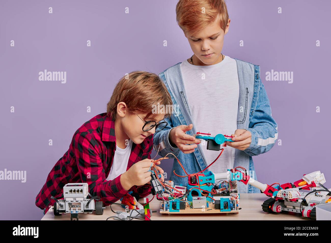 Girl talking to robot hi-res stock photography and images - Alamy