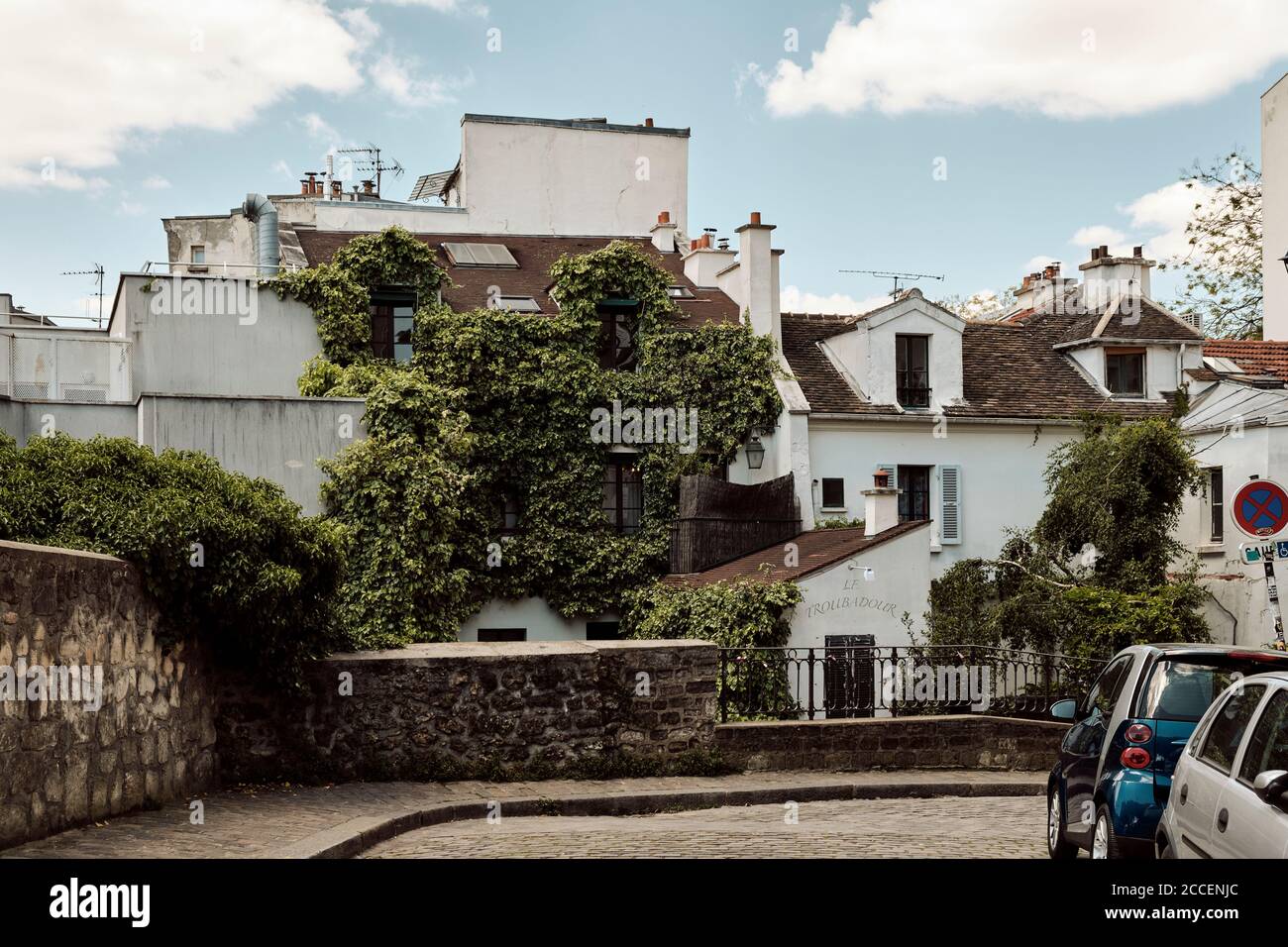 Paris side street hi-res stock photography and images - Alamy
