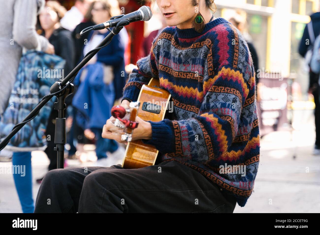 Music celebrity on stage playing guitar hi-res stock photography and ...