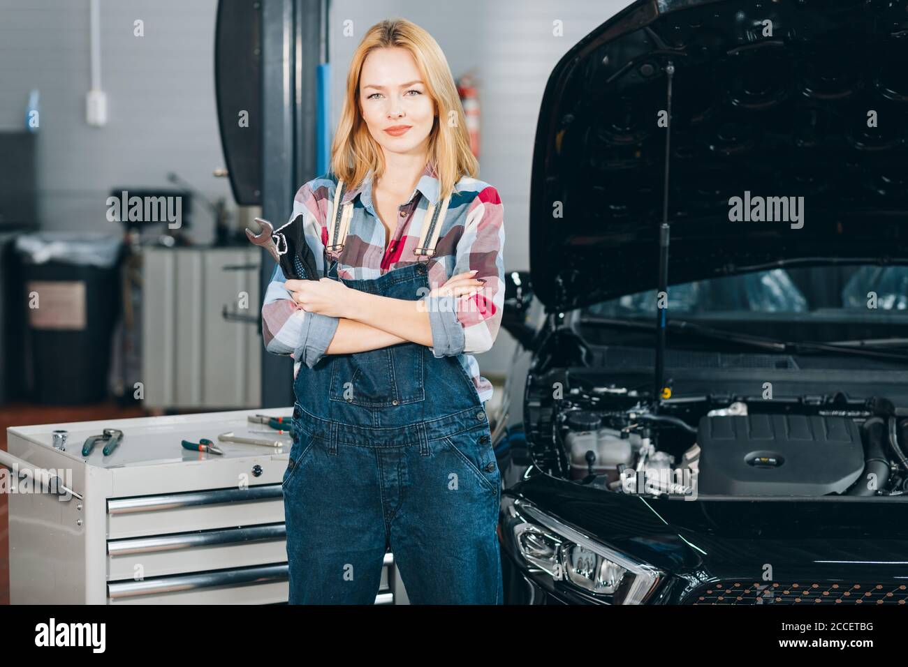 Portrait blonde female mechanic repairing hi-res stock photography and ...