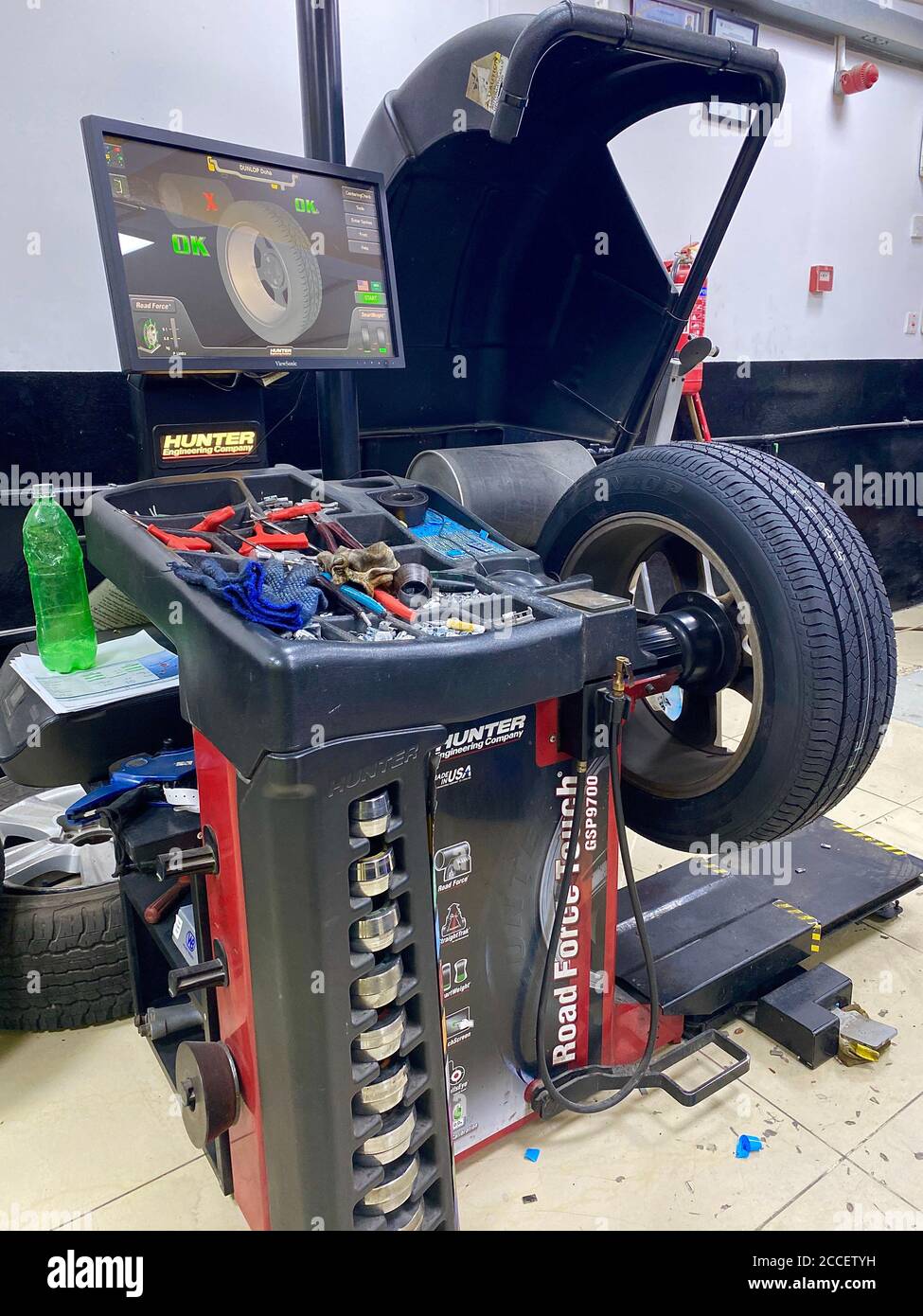 Mechanic balancing wheel with machine balancer at service Stock Photo ...