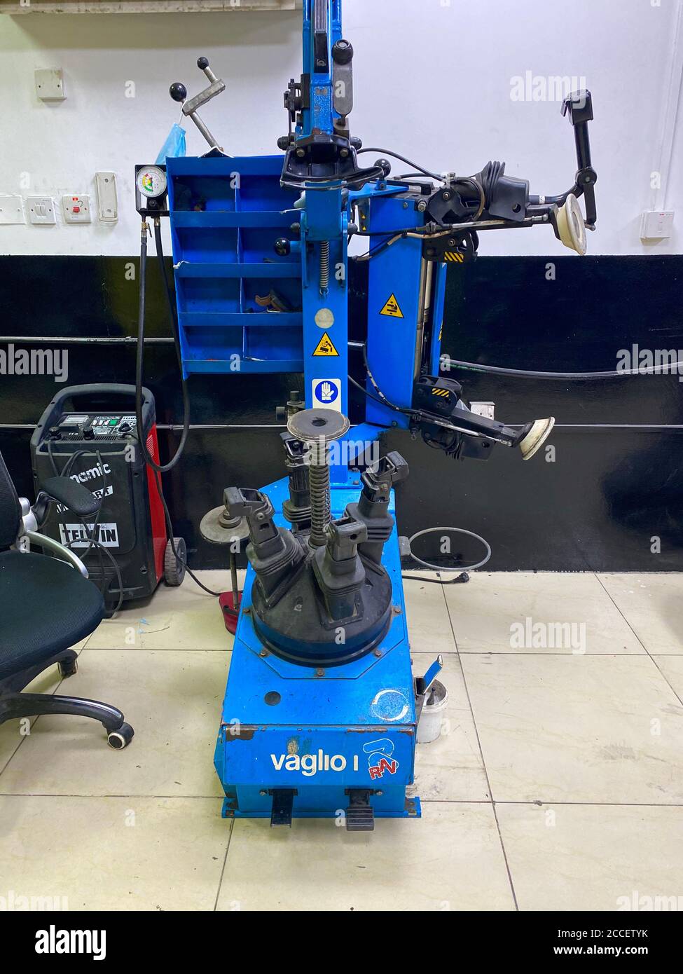 Mechanic balancing wheel with machine balancer at service Stock Photo ...