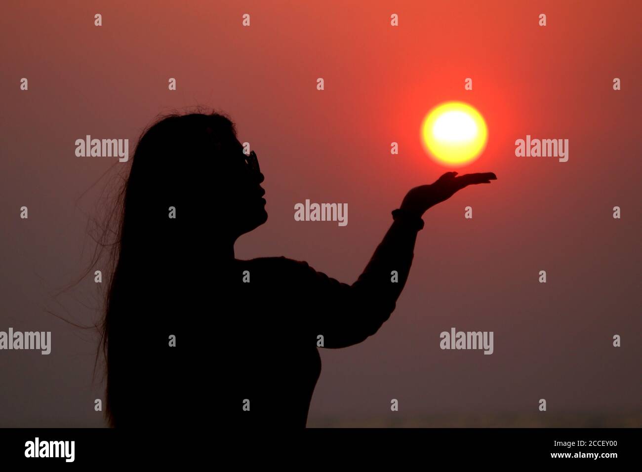 sun on female hand, silhouette of hand holding sun at sunrise Stock ...