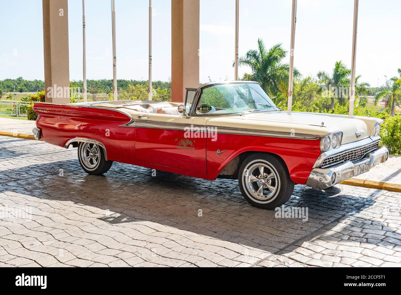 Ford Fairlane, vintage taxi, Cuba, Location Hotel Blau Varadero Stock ...