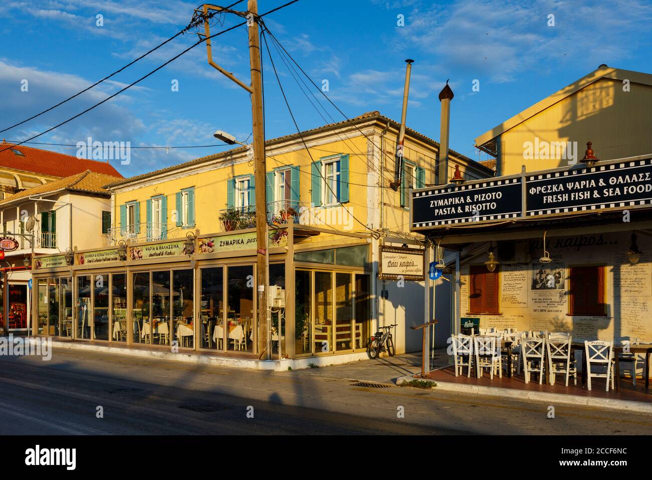 Coffee shops and restaurants at the seafront of Lefkada harbour Stock ...