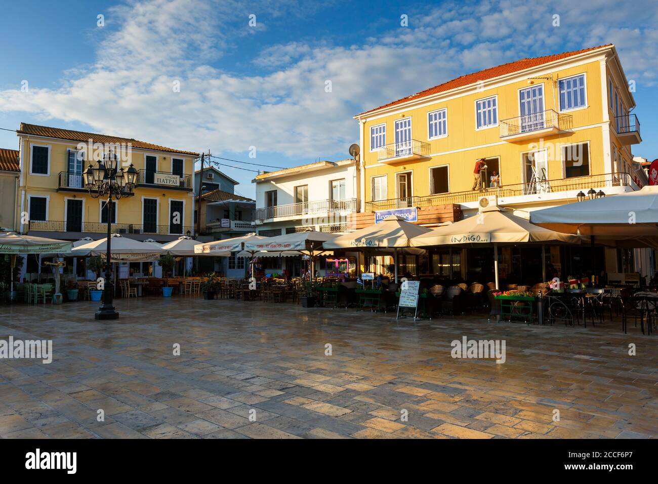 Coffee shops and restaurants in the main square of Lefkada town Stock ...