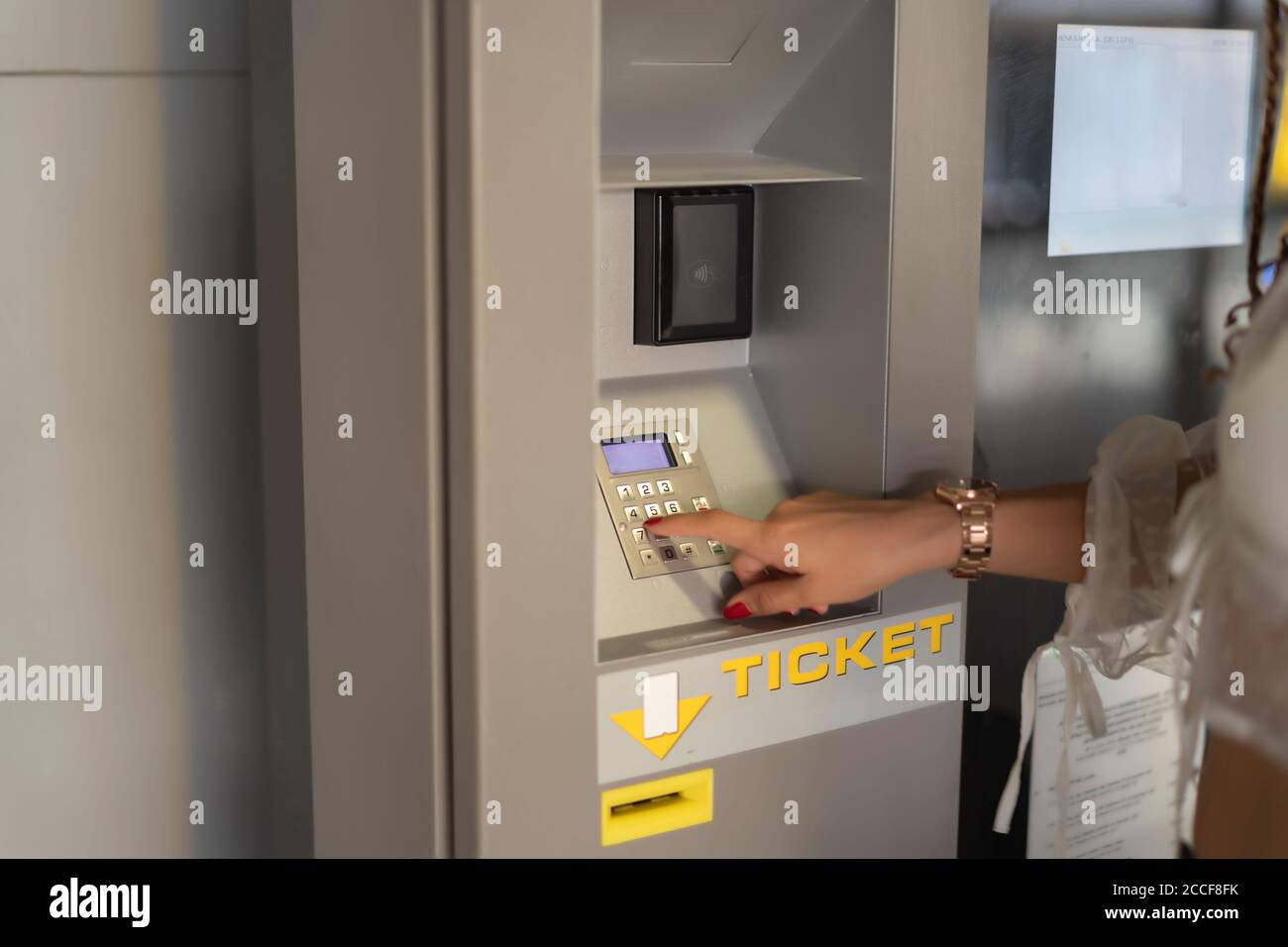 woman paying the parking ticket Stock Photo - Alamy