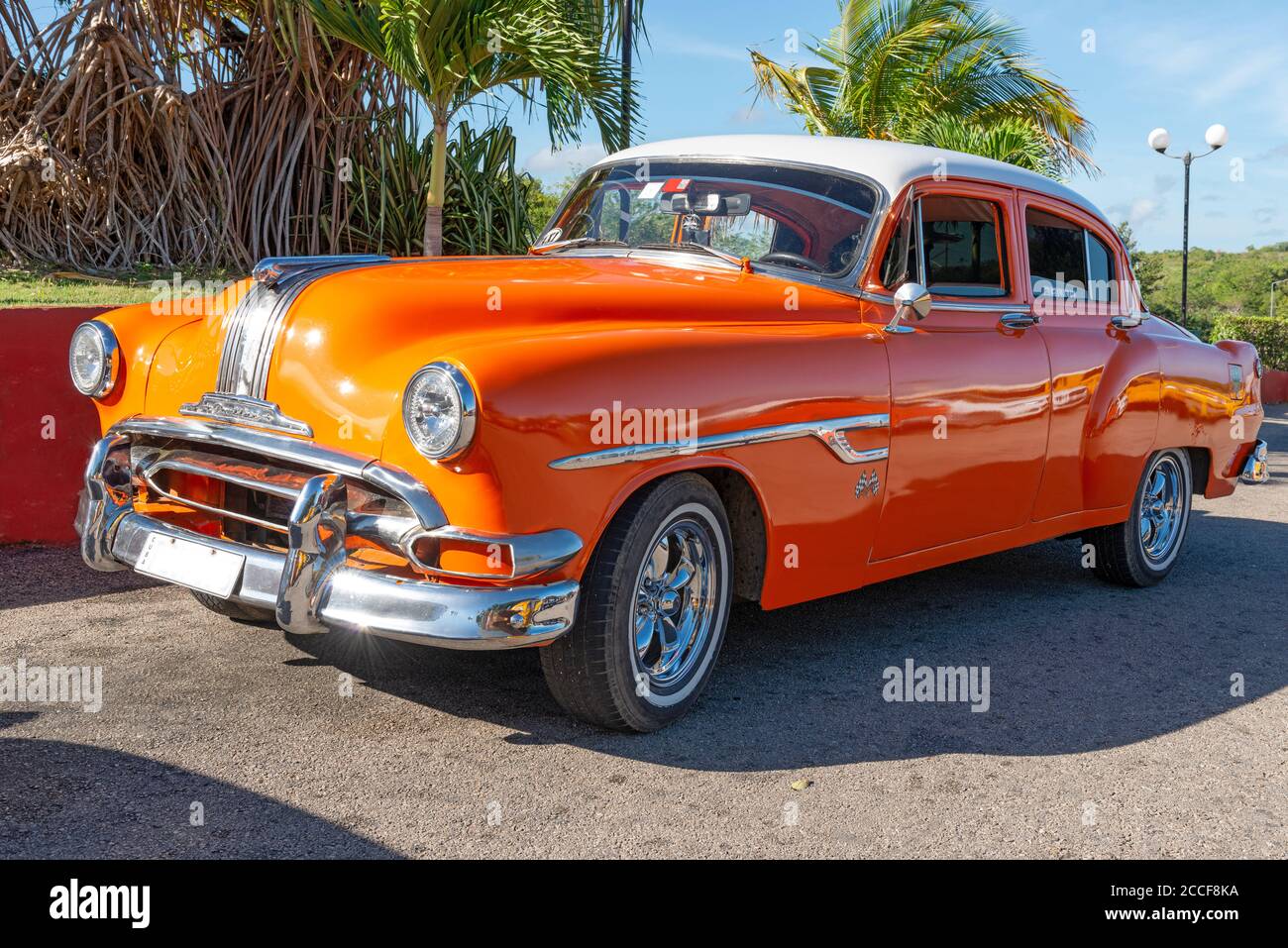 Vintage Pontiac, Cuba taxi, parked, oblique view, Havana, palm ...