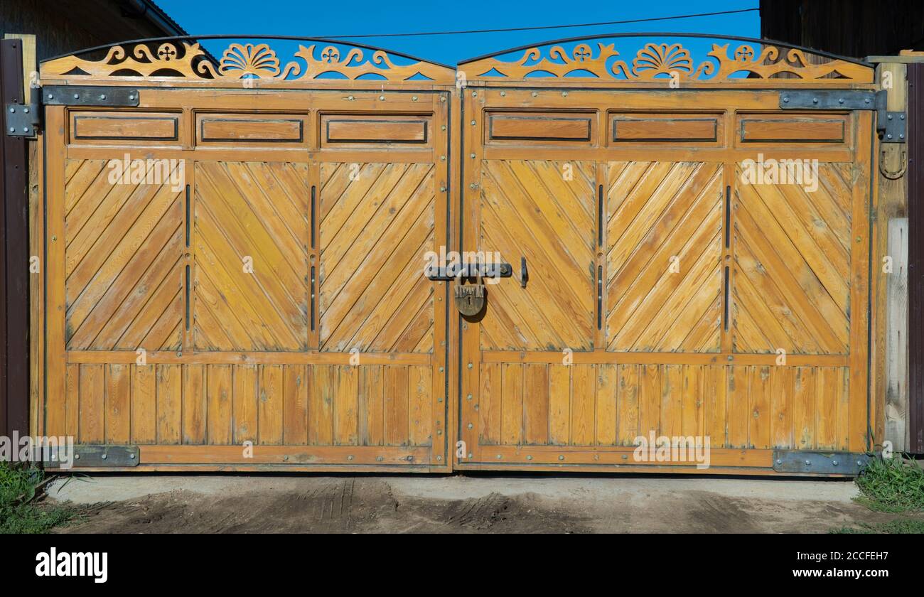 the massive wooden entrance gate with lock Stock Photo - Alamy