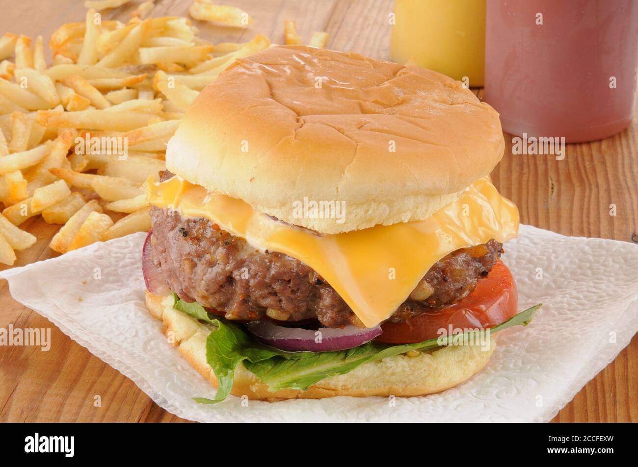 Double cheeseburger beef tomatoes lettuce hi-res stock photography and ...