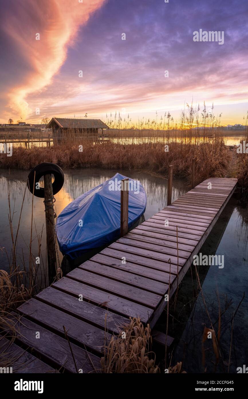 Row boat on shore sunset hi-res stock photography and images - Alamy