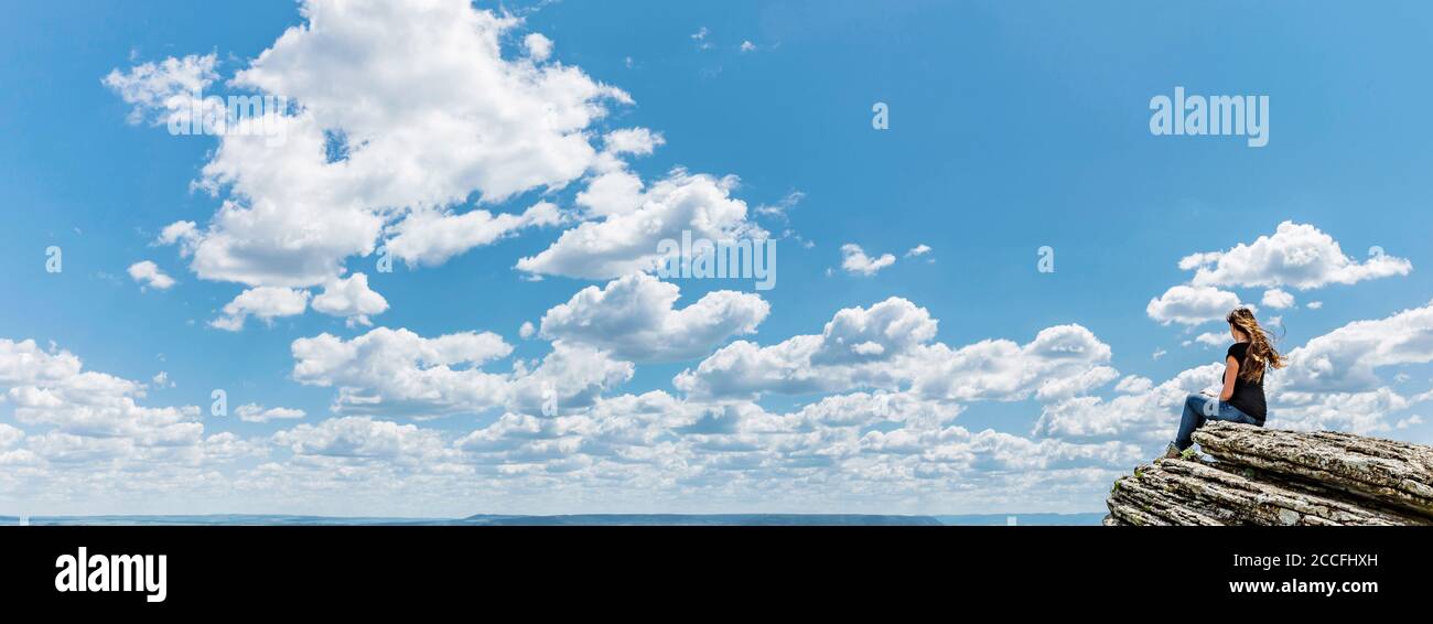 Women on cliff hi-res stock photography and images - Alamy