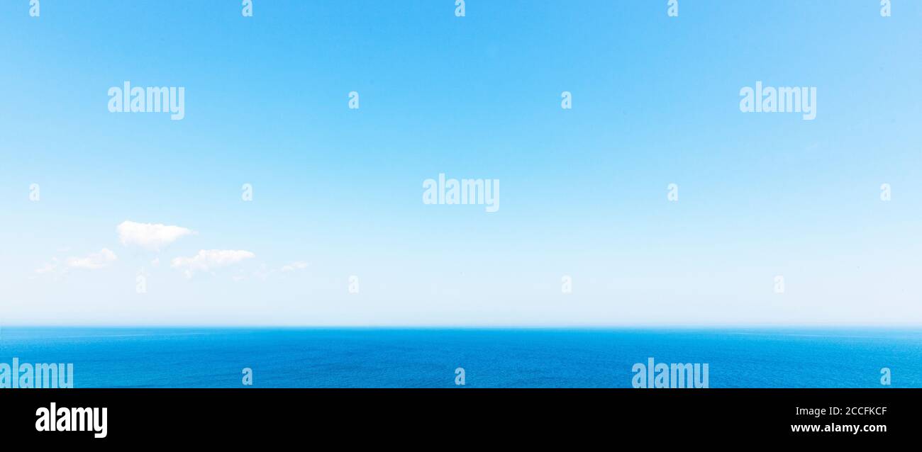 Horizon over water hi-res stock photography and images - Alamy
