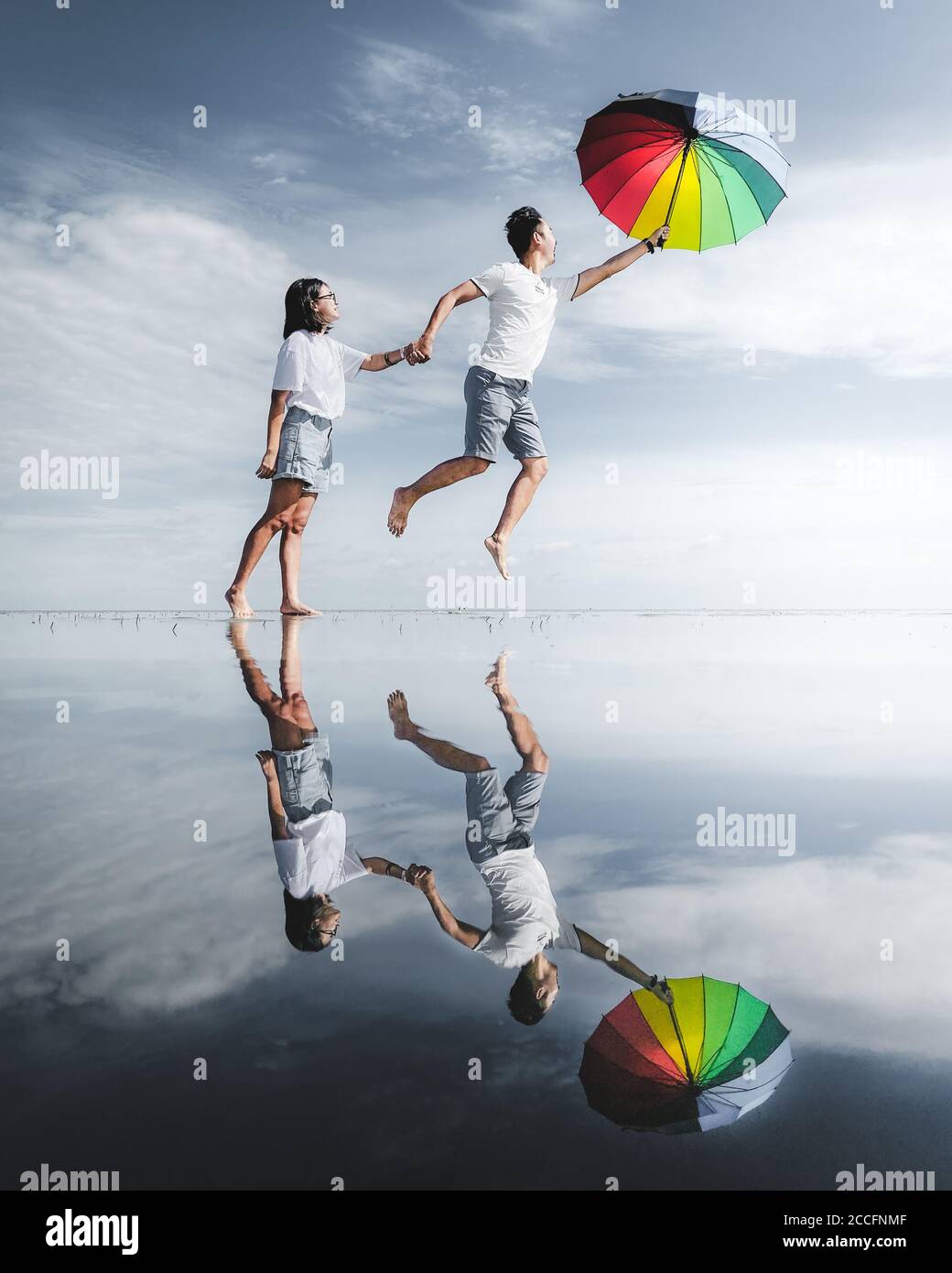 Couples holding umbrella hi-res stock photography and images - Alamy