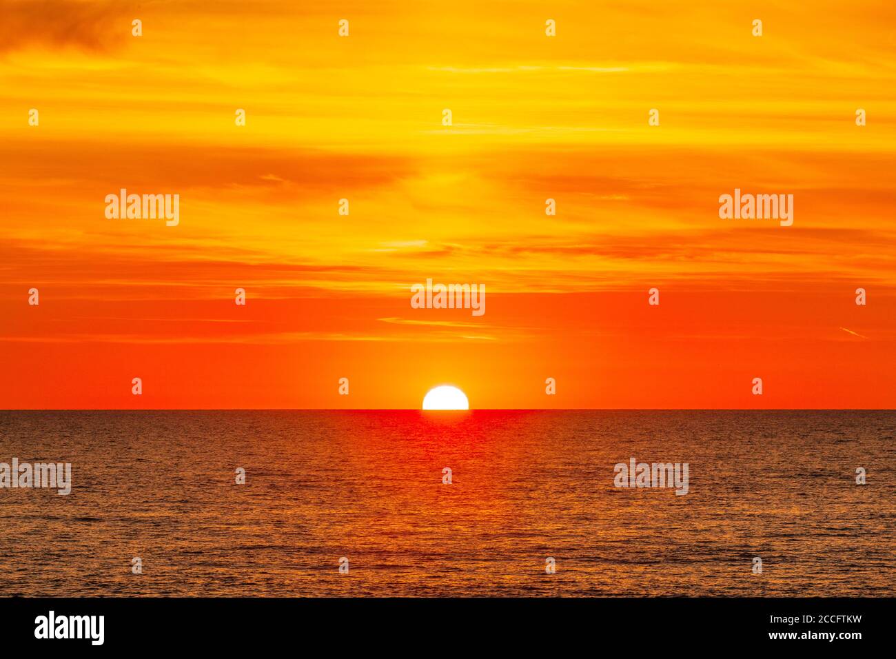 Beautiful sunset at the sea hi-res stock photography and images - Alamy
