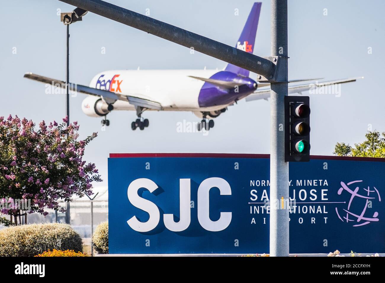 Fedex express emblem hi-res stock photography and images - Alamy